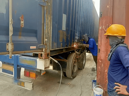 Repair on Truck | SeaContainer